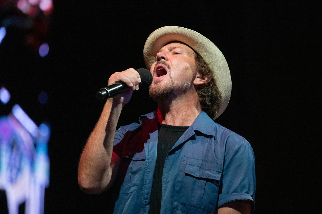 Max Cavalera 'Puked On Pearl Jam's Eddie Vedder' - Music Feeds