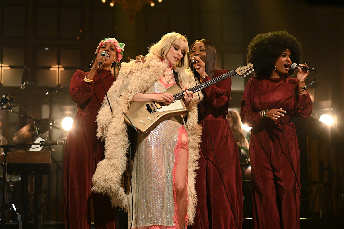 Watch St. Vincent Perform 'Daddy's Home' Singles Live On SNL