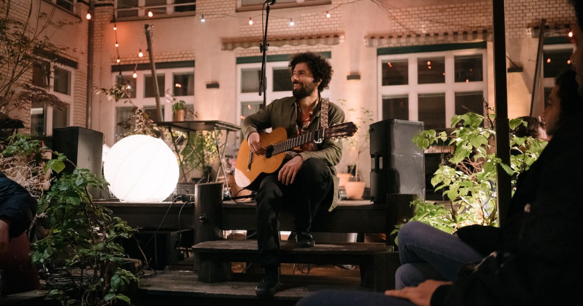 José González Performs Stunning New Song At Iconic Berlin Indie Venue