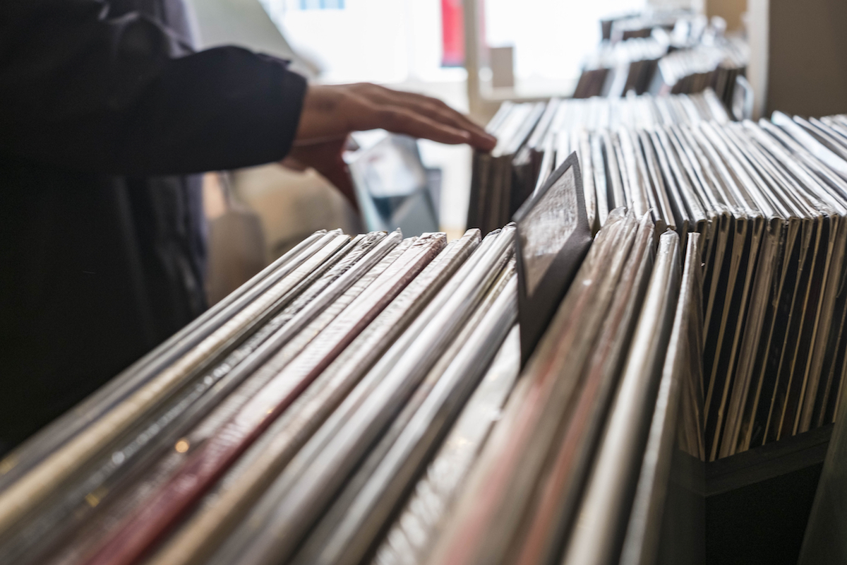 Vinyl Sales Top CD Sales For The First Time Since 1986 - Music Feeds