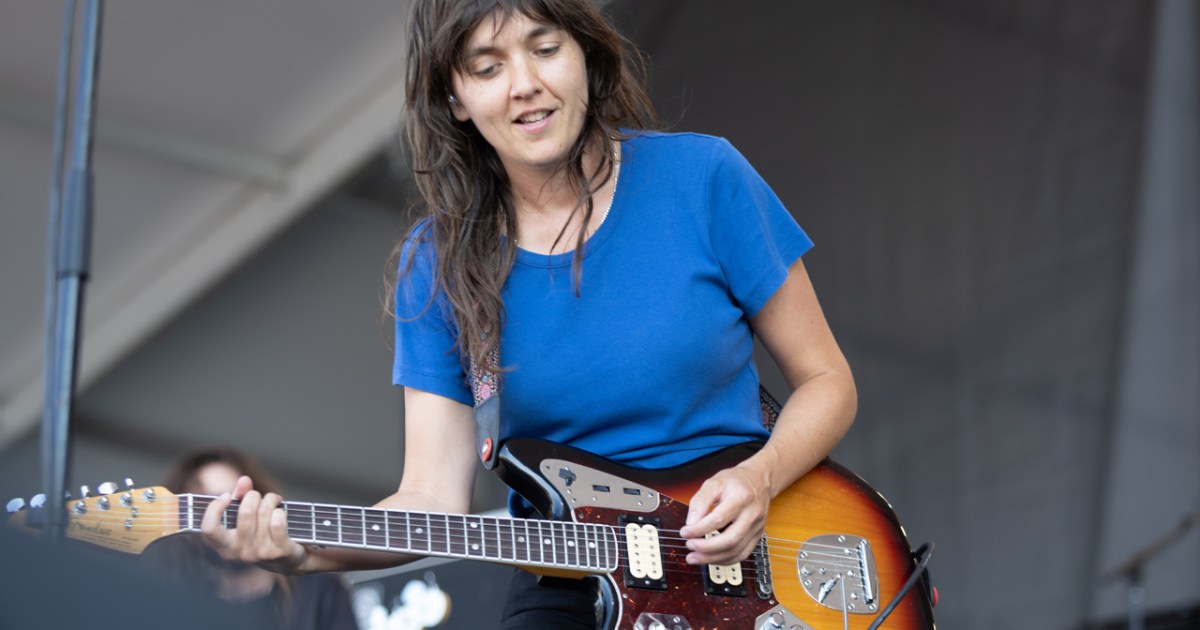 Dinosaur Jr. & Courtney Barnett Play 'Feel The Pain' At Newport Folk
