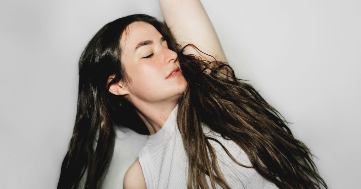 Mia Wray Announces New EP 'Stay Awake' and Tour, Shares Title Track