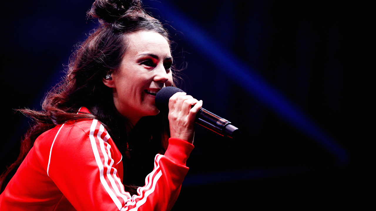 Amy Shark Recruits Russell Crowe For Live Performance Of 'Psycho'