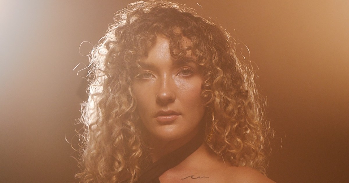 PREMIERE: Xela Goes Back to the 70s in 'Small Talk' Music Video