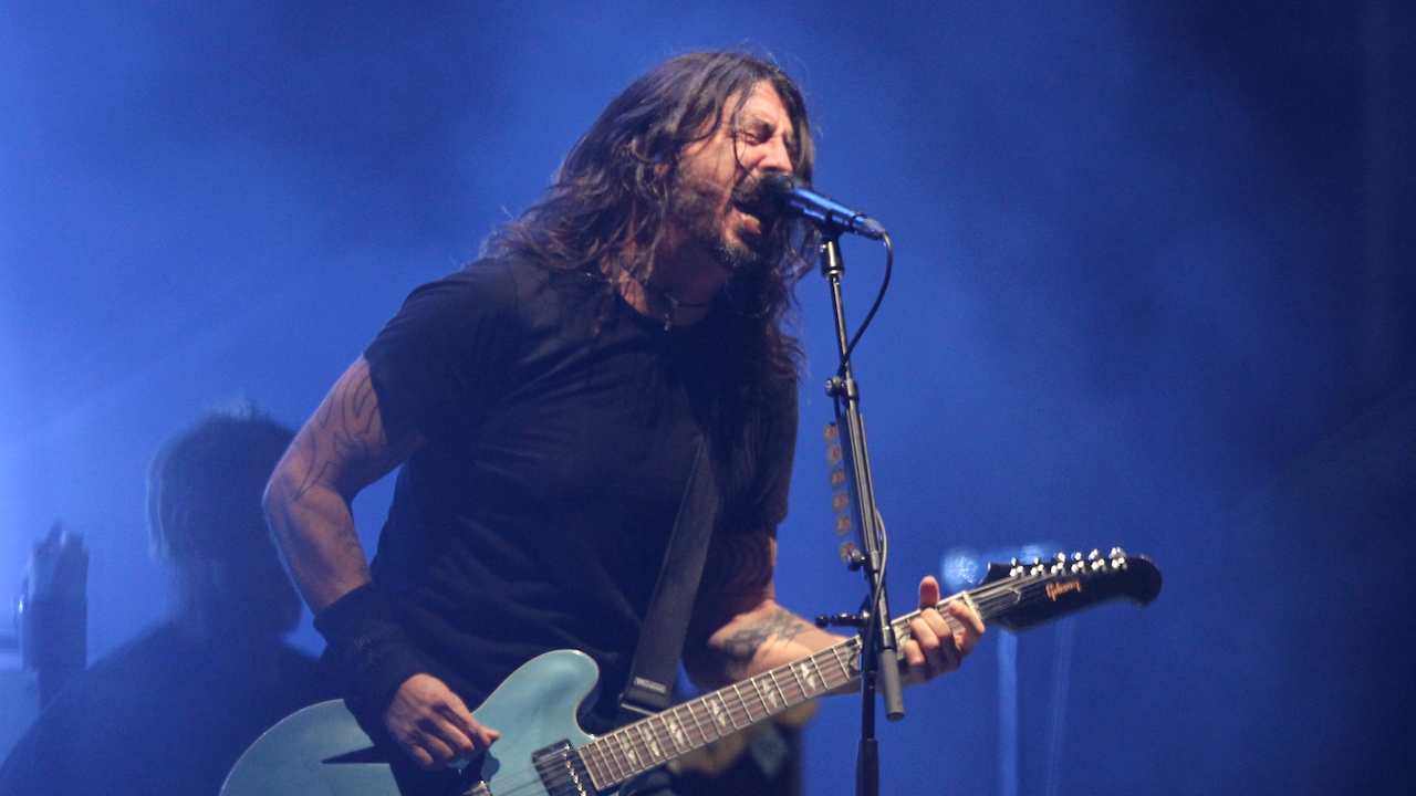 How Dave Grohl Handled This Grown Man Crying At A Foo Fighters Concert ...