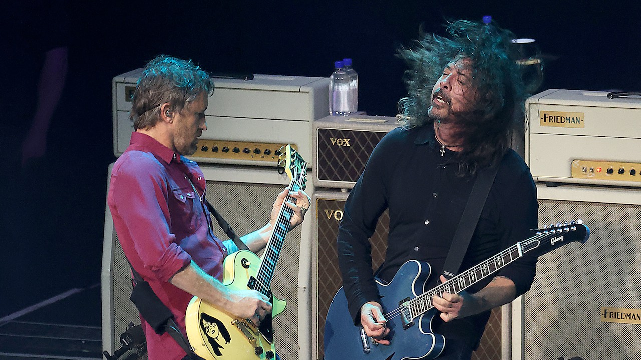 How Dave Grohl Handled This Grown Man Crying At A Foo Fighters Concert ...