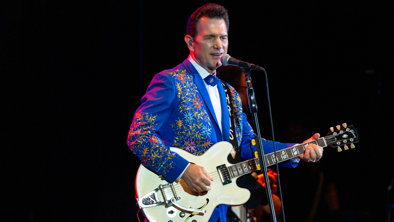 Chris Isaak Announces 2024 Australian Tour - Music Feeds
