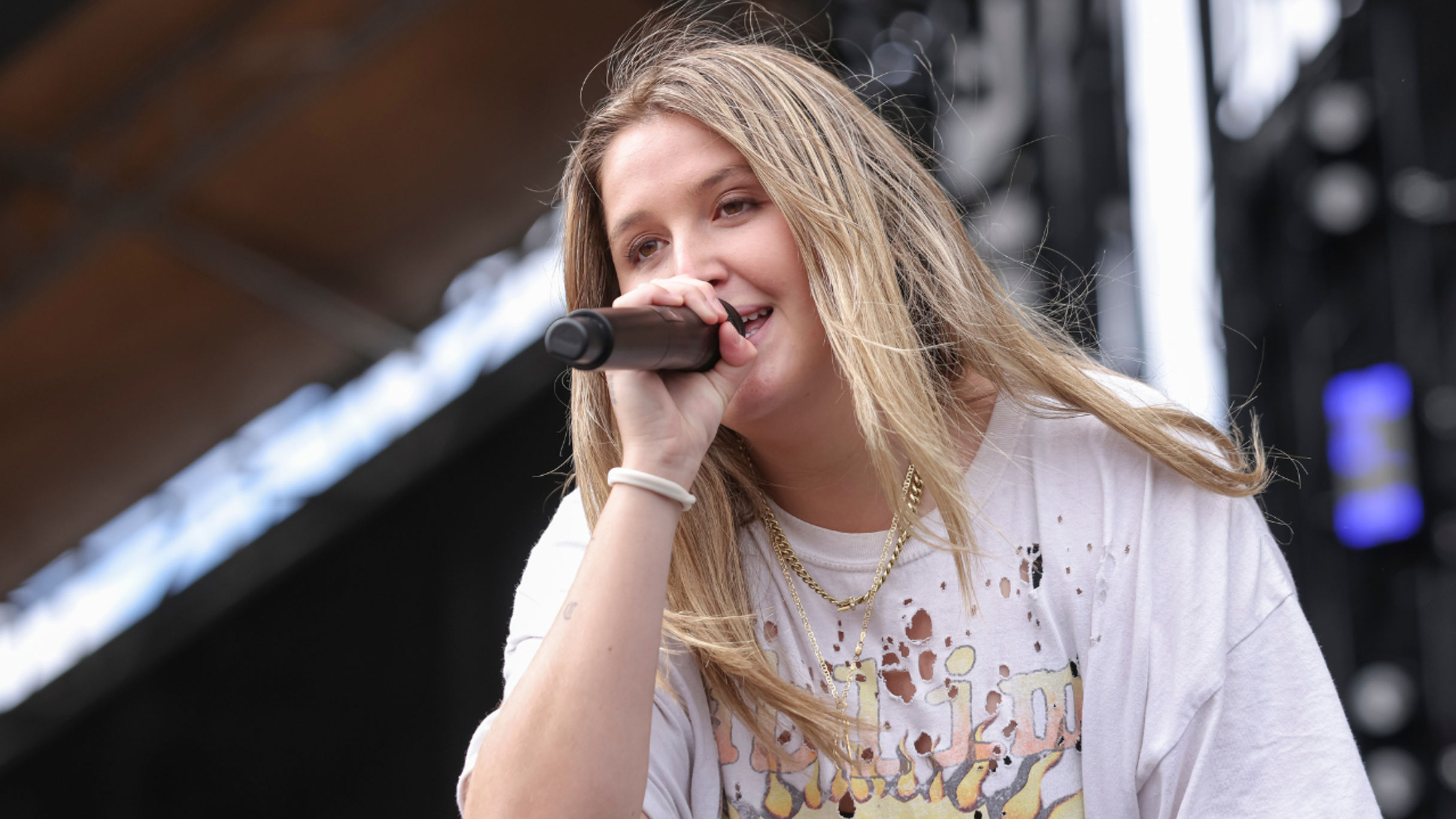 Chelsea Cutler Announces 2024 Debut Australian Tour - Music Feeds