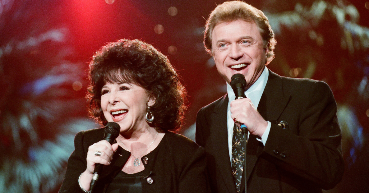 Steve Lawrence, Half Of Musical Duo Stevie & Eydie Dies At 88 - Music Feeds