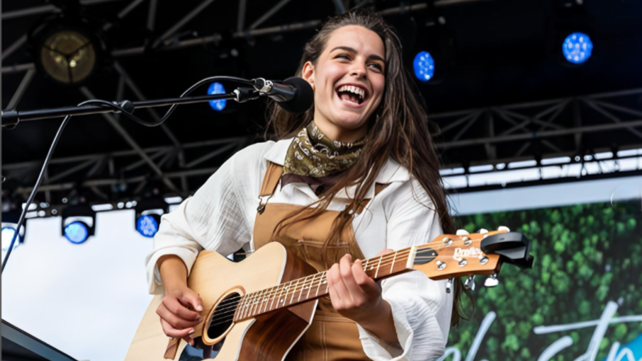Steph Strings Announces 2024 East Coast Australian Tour - Music Feeds