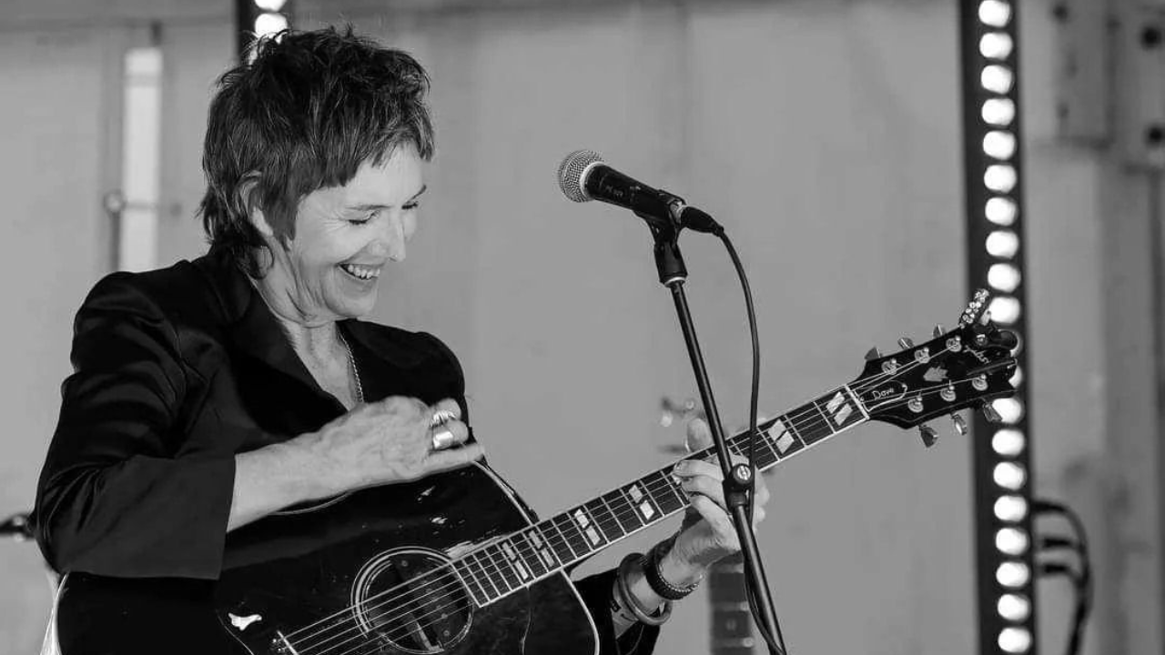 Sarah Carroll Announces 2024 'NQR&B' Album Tour - Music Feeds