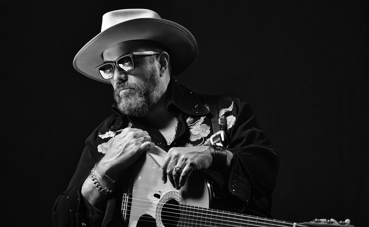 The Mavericks Lead Singer Raul Malo Reveals Health Update - Music Feeds