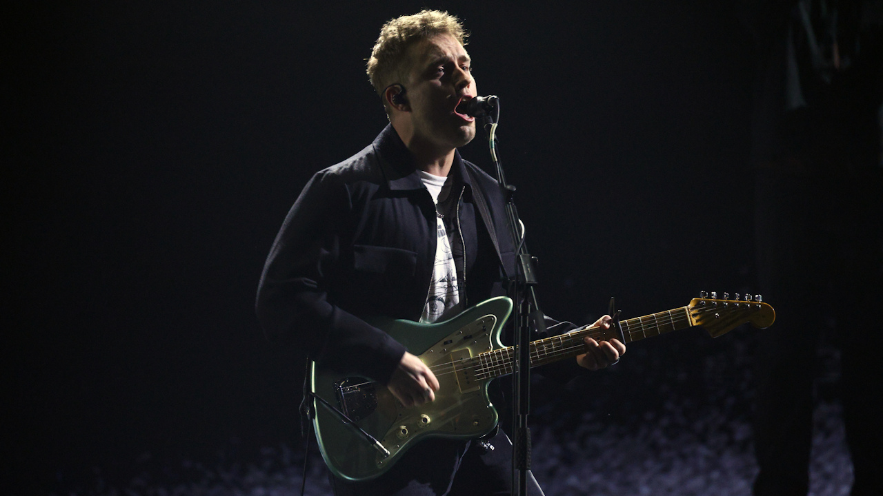 Sam Fender Announces 'People Watching' 2025 Australian Tour - Music Feeds