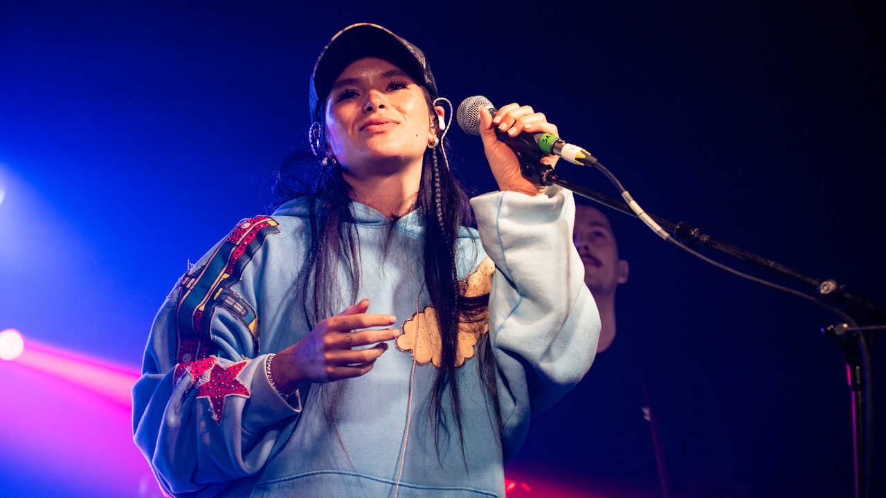 Saya Gray Announces Debut Australian Tour For December 2025 - Music Feeds