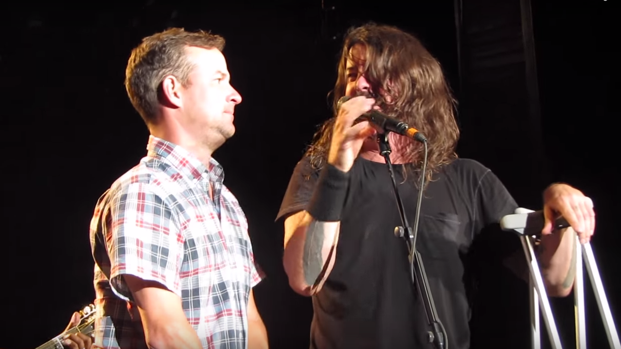 How Dave Grohl Handled This Grown Man Crying At A Foo Fighters Concert ...