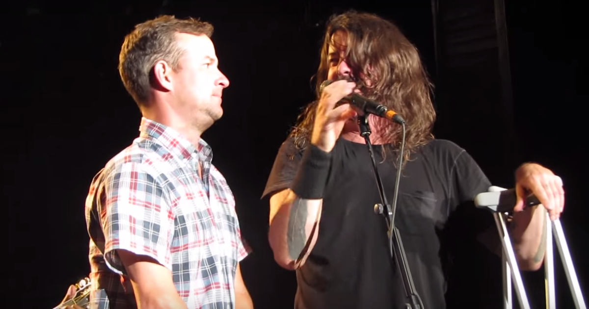 How Dave Grohl Handled This Grown Man Crying At A Foo Fighters Concert ...