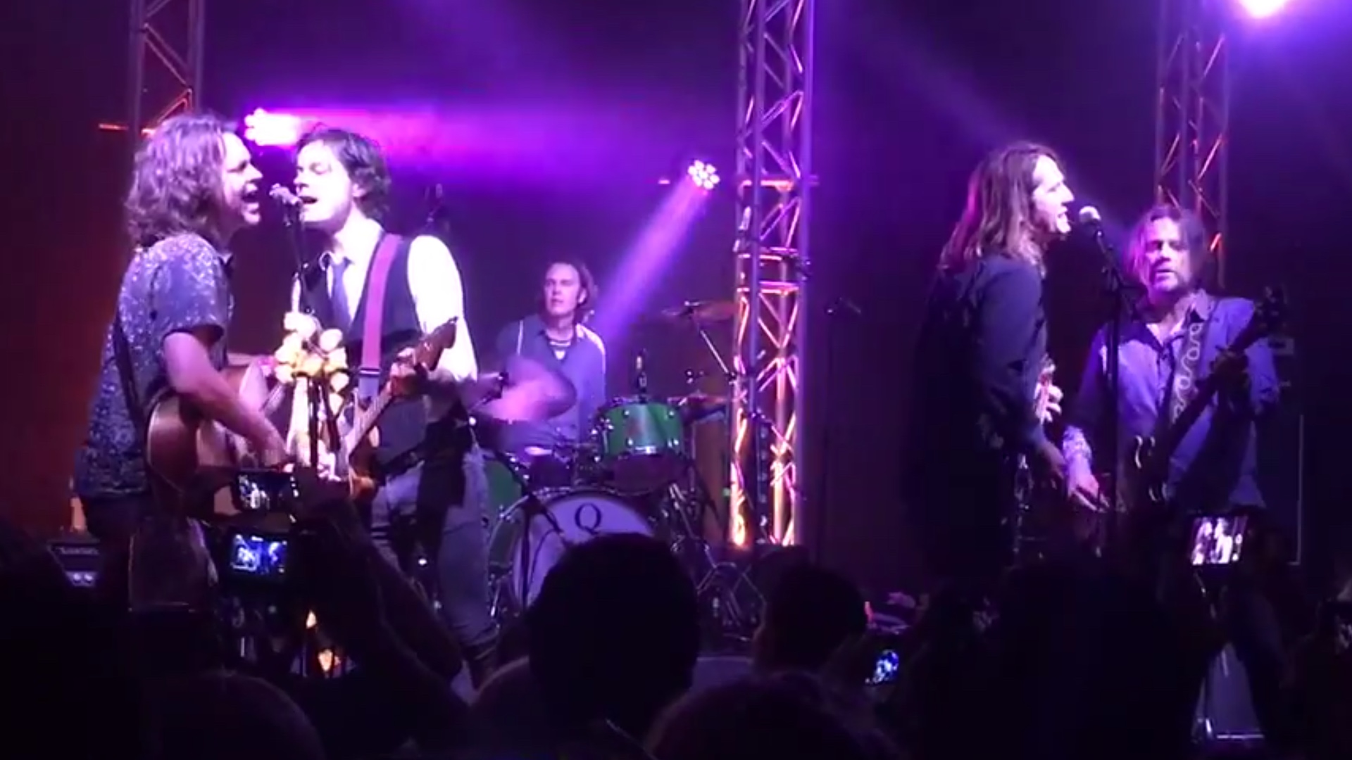Watch Powderfinger Members Reunite, Perform Together In Brisbane ...