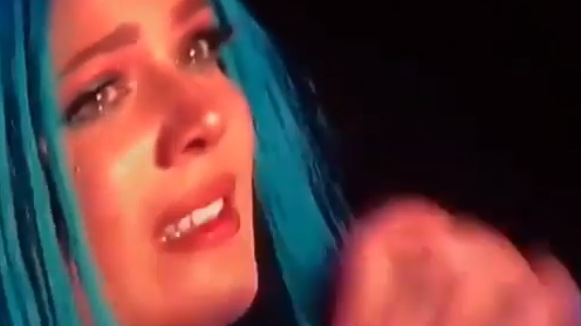 Watch Halsey Break Down Crying Onstage Following G-Eazy Breakup - Music ...