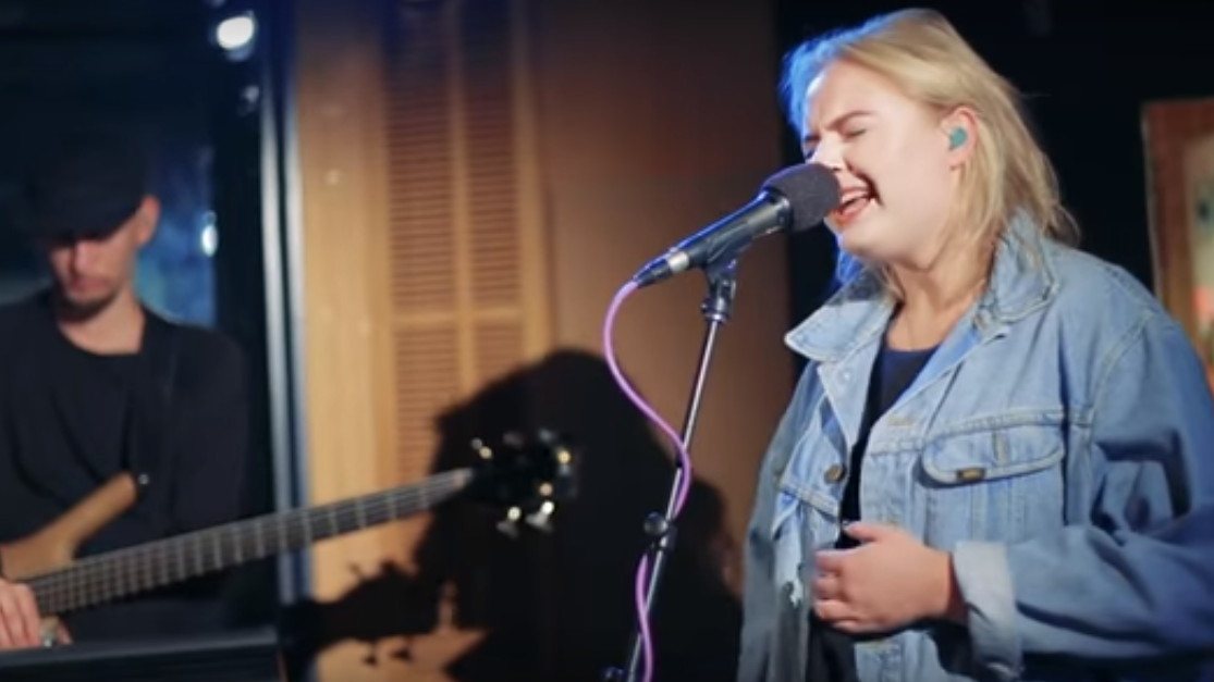 Watch Låpsley's Haunting Take On A Foals Song For Like A Version ...